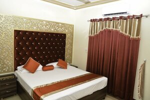 Hotel Luxury Place (Capt. Salman Sarwar Shaheed Road No:85, Garden Town, Garden Town Block Badar), otel  Lahor'dan