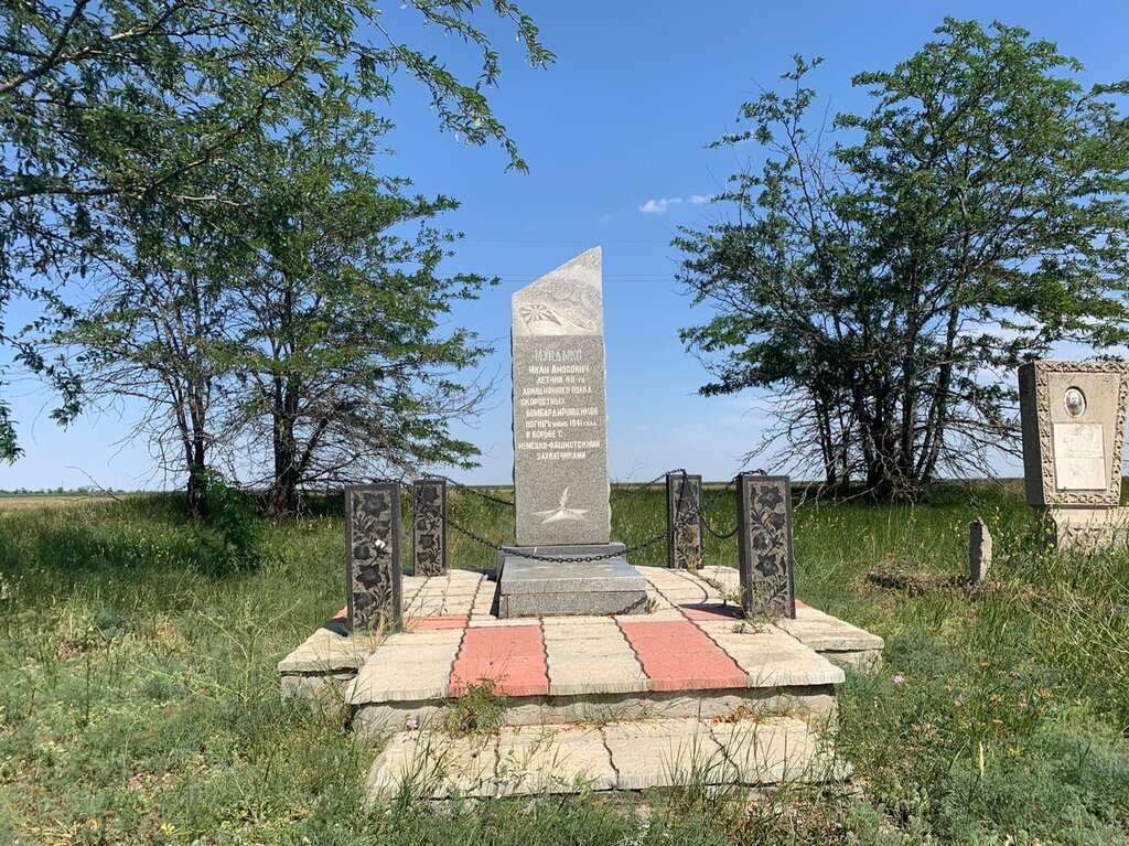 Ünlü kişilerin mezarları Военный летчик И.А. Мундыкс, Kırım Cumhuriyeti, foto