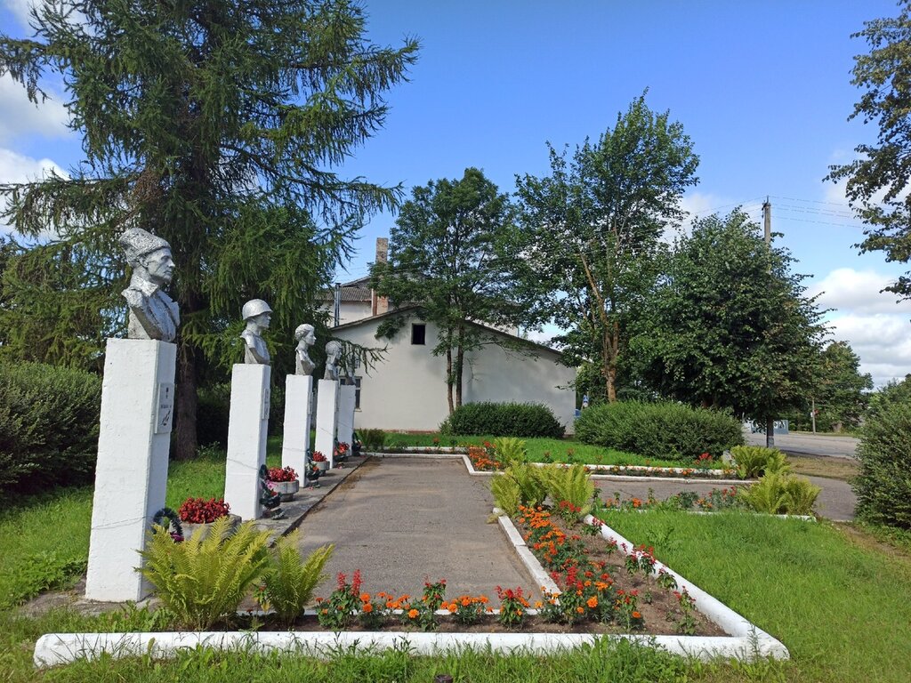 Anıt, heykel Аллея Героев Советского Cоюза, Pskovskaya oblastı, foto
