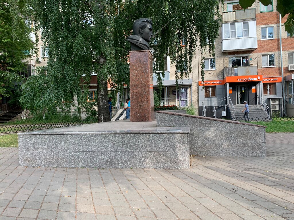Anıt, heykel Бюст Героя Советского Союза Николая Дмитриевича Липатова, Kazan, foto