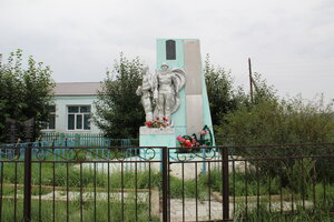 Воинам-землякам, погибшим на фронтах Великой Отечественной войны (Republic of Buryatia, Tarbagatayskiy rayon, munitsipalnoye obrazovaniye Nizhnezhirimskoye, selo Nizhniy Zhirim, ulitsa Kalinina), anıt, heykel  Buriatya'dan