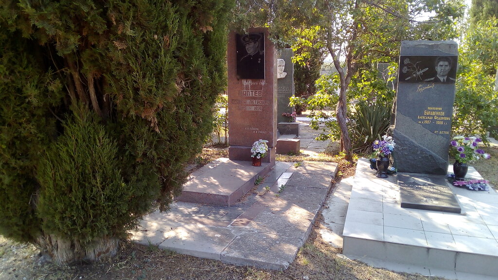 Ünlü kişilerin mezarları Герой Советского Союза В. П. Лаптев, Sevastopol, foto