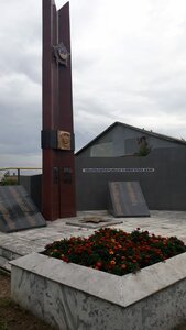 Стела участникам Великой Отечественной войны (Republic of Tatarstan, Aznakayevskiy rayon, Uchallinskoye selskoye poseleniye, selo Uchalle, Sovetskaya ulitsa), anıt, heykel  Tataristan'dan