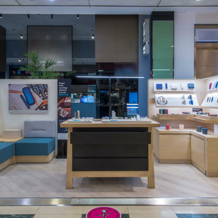 Elektrik ve elektrikli ürün mağazası Iqos Lounge, Lombardiya, foto