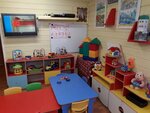 Частный ясли-сад Kidsclub Соколинское (Korotkaya ulitsa No:1, posyolok Sokolinskoye), anaokulları  Saint‑Petersburg ve Leningradskaya oblastından