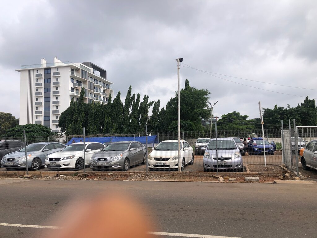 Otoparklar Nyaho car park, Akra, foto