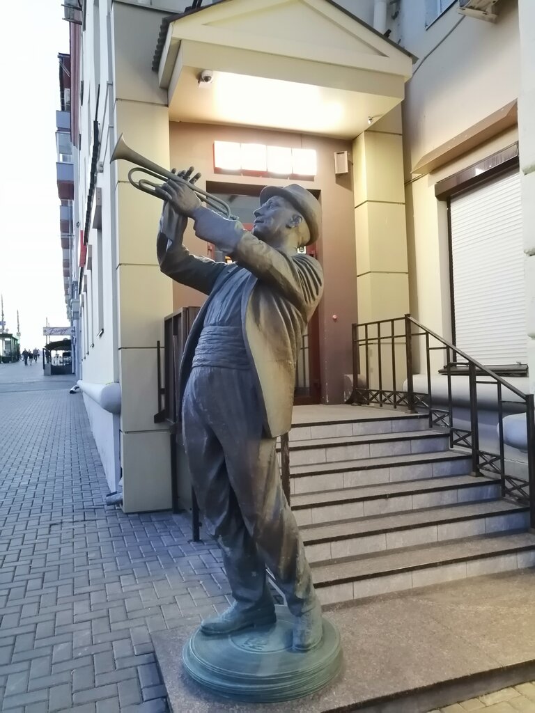 Park, sokak heykeli Трубач, Izhevsk, foto