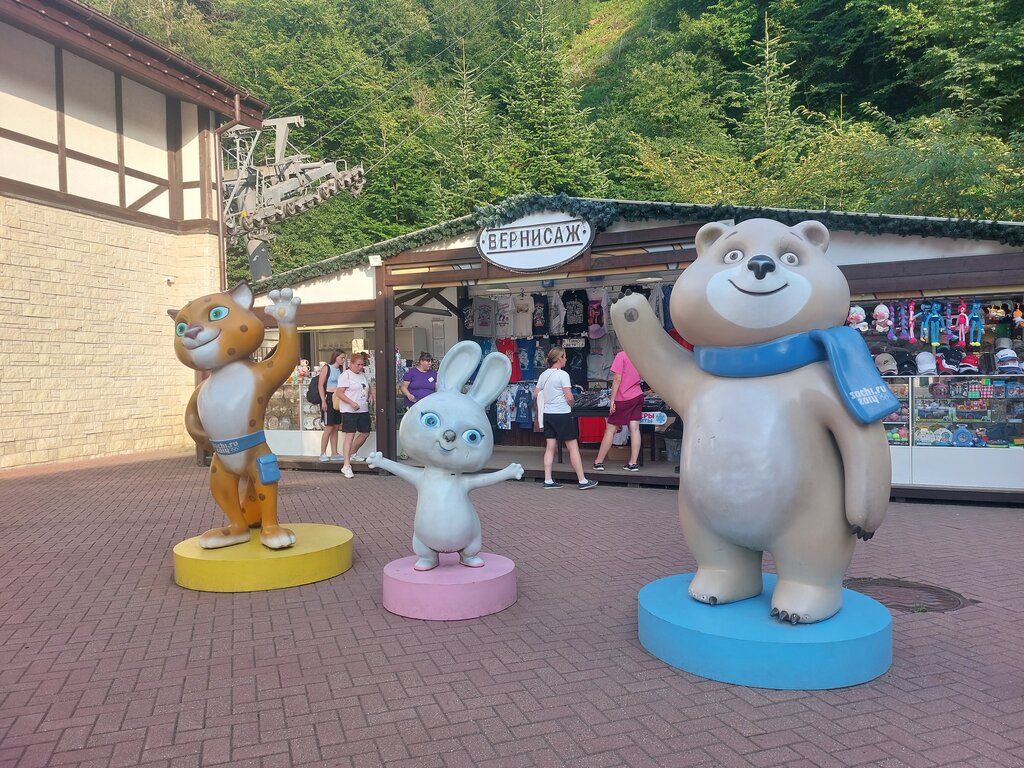 Park, sokak heykeli Олимпийские талисманы игр 2014, Soçi, foto