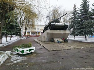 Танк Т-34 (Homieĺskaja voblasć, Kalinkavichy, ulitsa Karla Marksa), teknoloji anıtı  Kalinoviçi'den