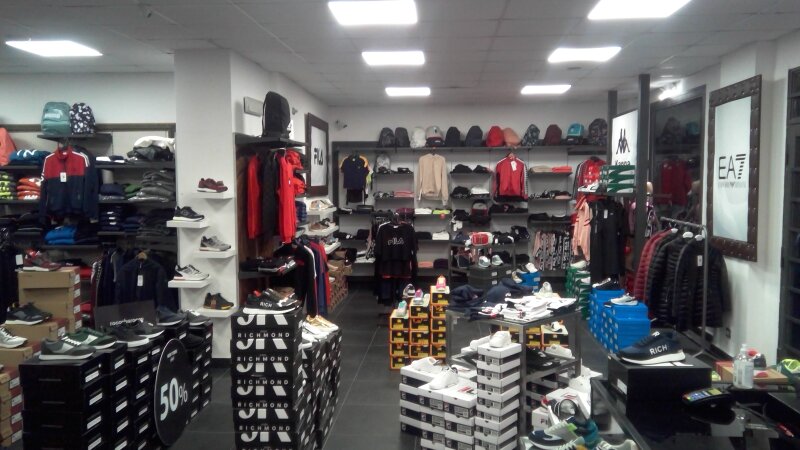 Giyim mağazası New York Sport Abbigliamento e Scarpe, Katanya, foto