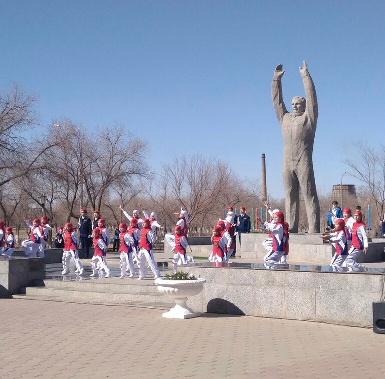 Anıt, heykel Monument to Y.A. Gagarin, Baykonur, foto