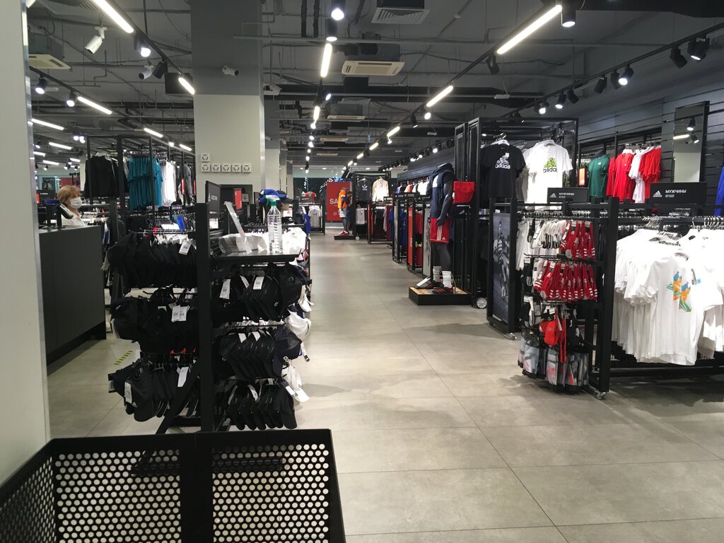 Spor giyim ve ayakkabı Adidas & Reebok Outlet, Saint‑Petersburg, foto