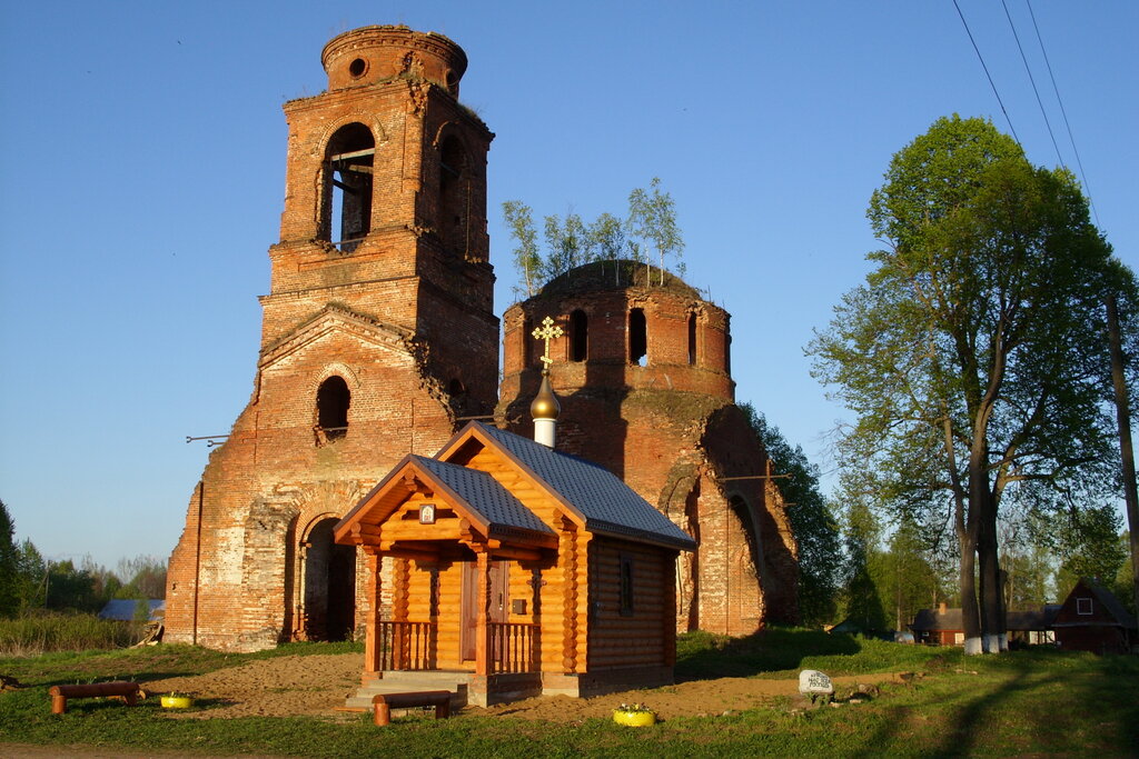 Şapel, haç anıtı Часовня Николая Чудотворца, Kalujskaya oblastı, foto