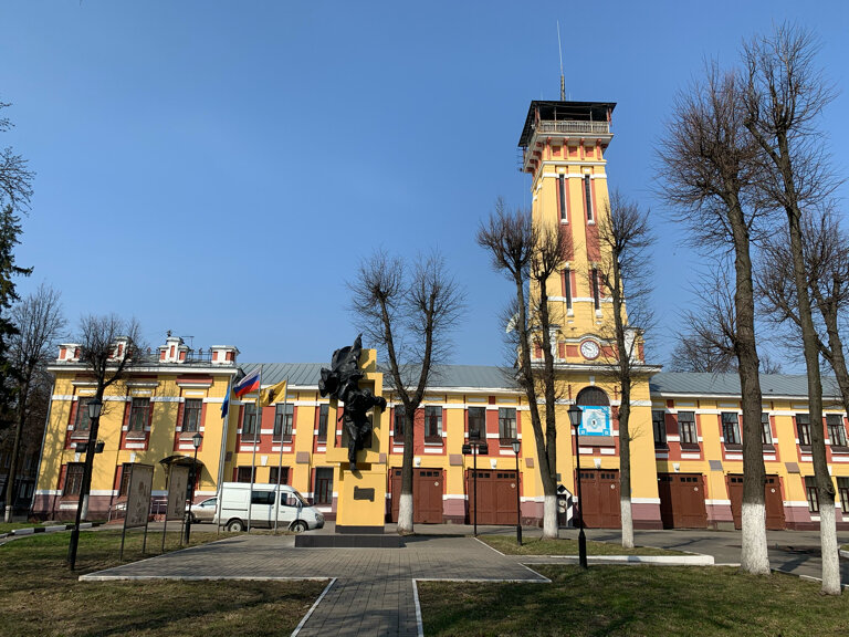 Anıt, heykel Мужеству пожарных и спасателей, Yaroslavl, foto