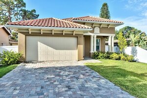 Amalfi Vacation Rental: Stylish 3-br Retreat Steps from Vanderbilt Beach. Relax by the Private Pool and Enjoy Modern Amenities. Ideal for Families with Easy Access to Mercato and Local Attractions (Florida, Miami-Dade County, SW 95th Ave), otel  Florida Eyaleti'nden