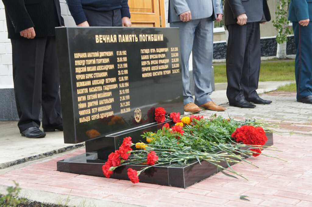 Anıt, heykel Обелиск памяти погибшим, Surgut, foto