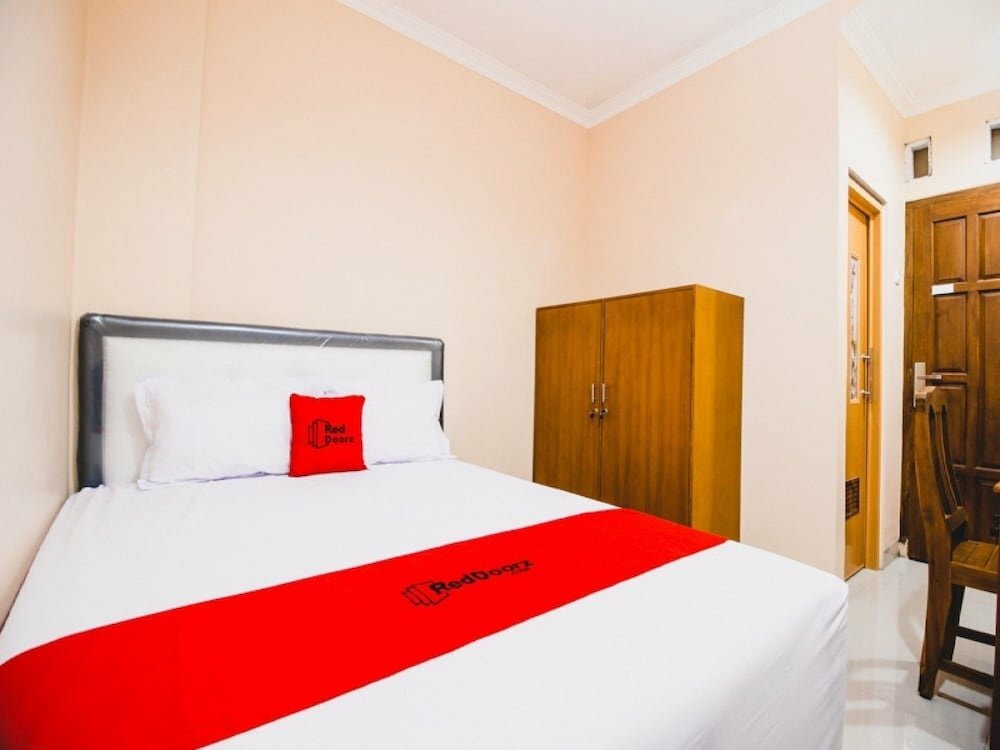Otel RedDoorz @ Jalan Damai, Dünya, foto