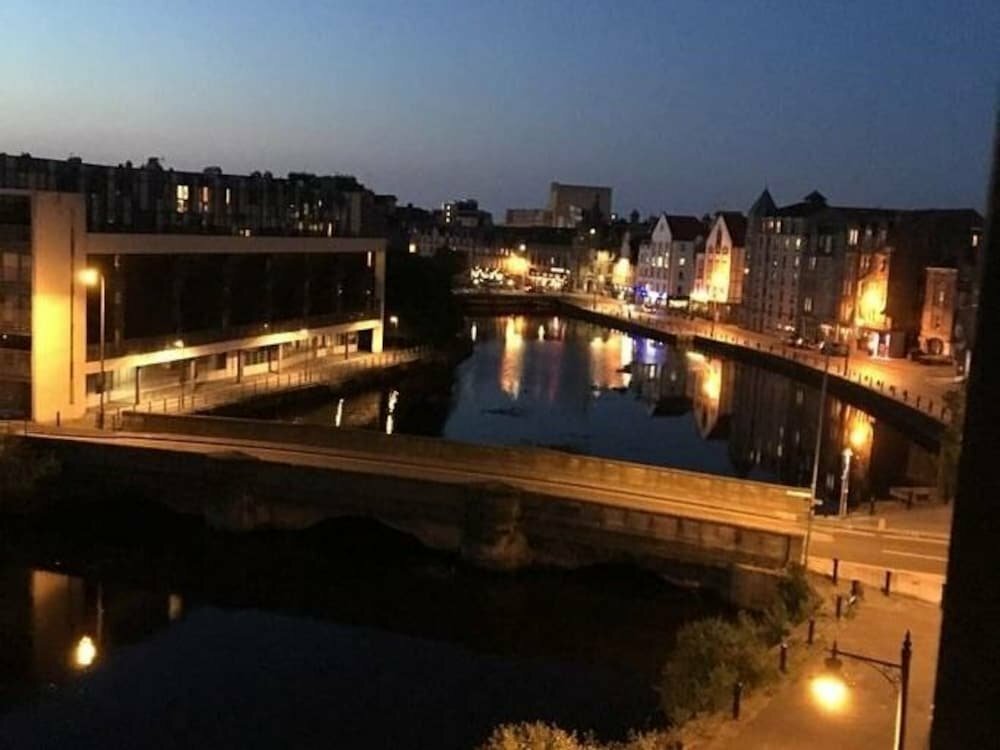 Otel Quirky and Modern Apartment Near the Shore, Edinburgh, foto