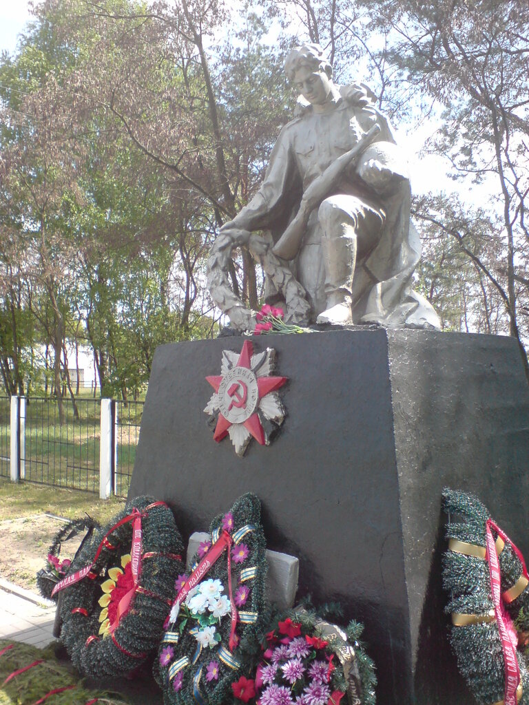 Anıt, heykel Братская могила, Gomelskaya oblastı, foto