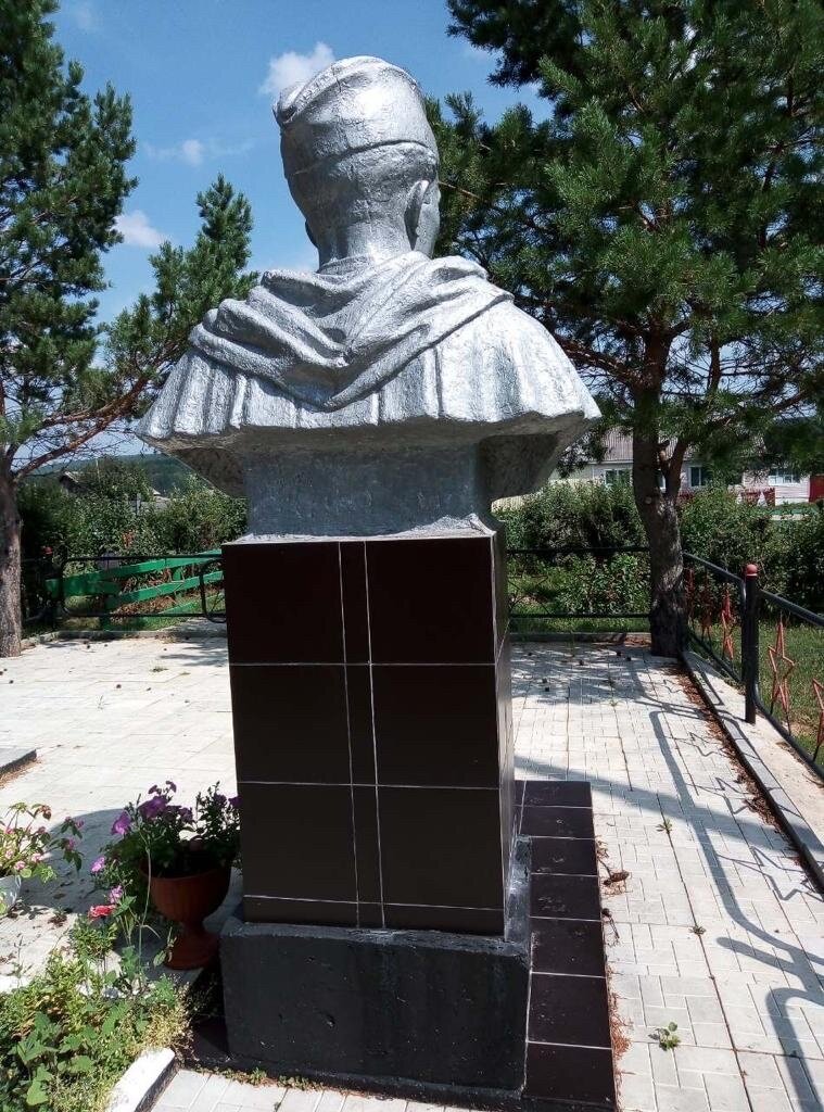 Anıt, heykel Герой Советского Союза А.П. Чумаков, İrkutskaya oblastı, foto