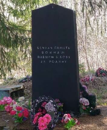 Anıt, heykel Братская могила, Novgorodskaya oblastı, foto