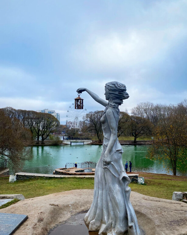 Park, sokak heykeli Бегущая по волнам, Kirov, foto