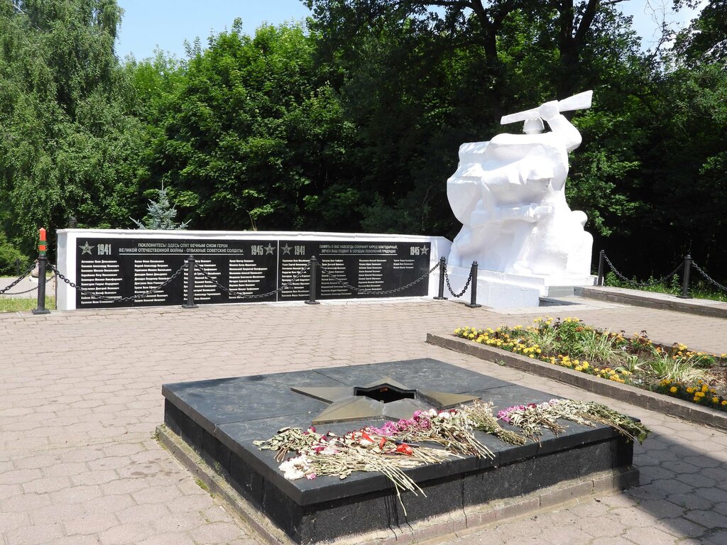 Anıt, heykel Братская могила, Kimovsk, foto