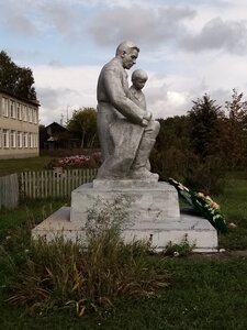 Советский солдат с ребенком на руках (Novosibirsk Region, Krasnozyorskiy rayon, Sadovskiy selsovet, posyolok Sadovy), anıt, heykel  Novosibirskaya oblastından