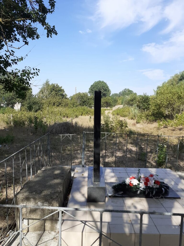 Anıt, heykel Братская могила 2 летчиков, погибших в боях с фашистскими захватчиками, Krasnodarski krayı, foto