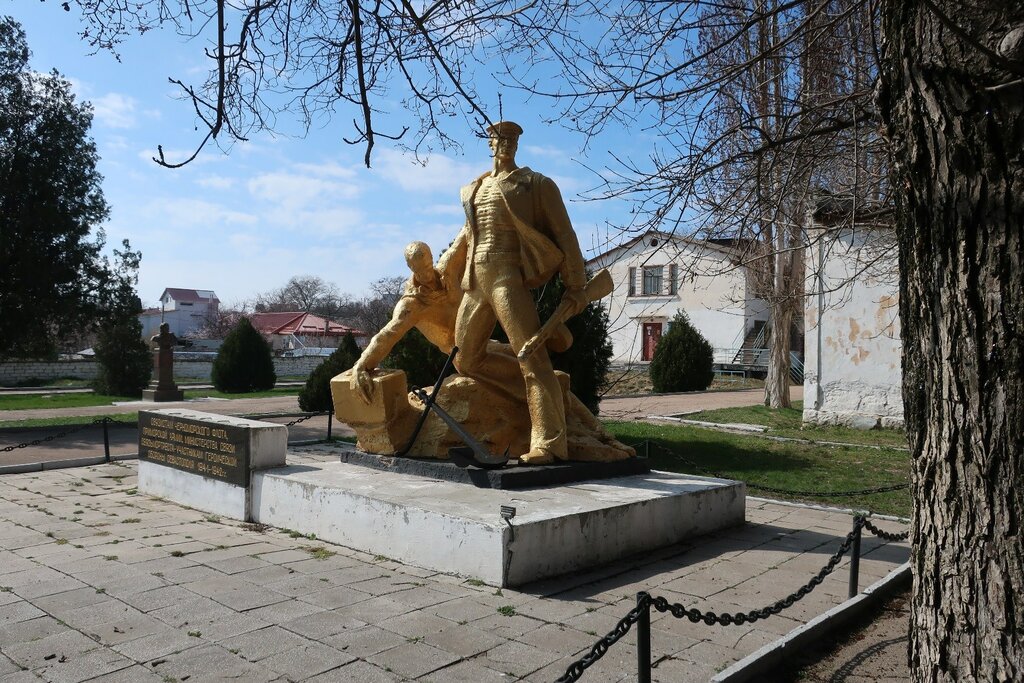 Anıt, heykel Связистам-участникам героической обороны Севастополя 1941 – 1942 гг., Sevastopol, foto