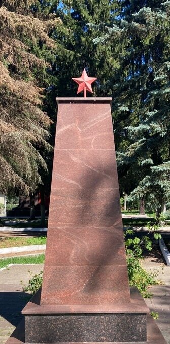 Anıt, heykel Братская могила жертв контрреволюции, Karaçev, foto