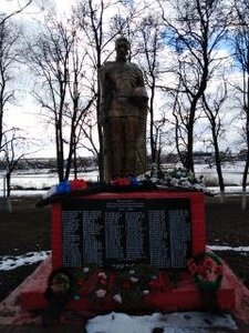 Воинам-односельчанам, павшим в Великой Отечественной войне (Kursk Region, Glushkovskiy rayon, Kulbakinskiy selsovet, derevnya Yelizavetovka), anıt, heykel  Kurskaya oblastından