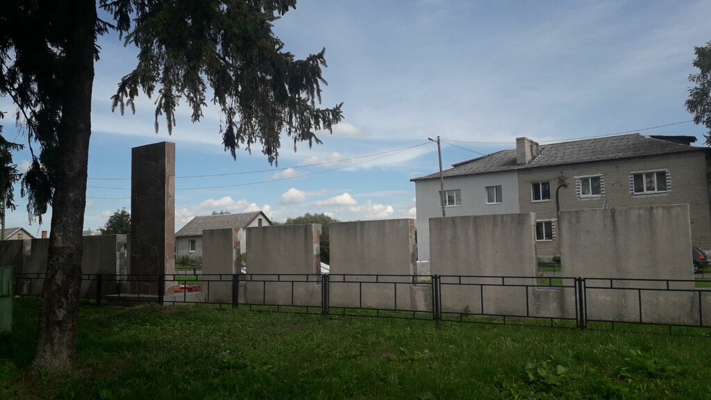 Anıt, heykel Братская могила советских воинов, погибших в октябре 1944 г., Kaliningradskaya oblastı, foto