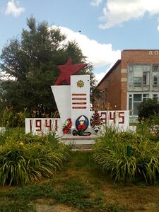 Односельчанам, павшим в Великой Отечественной войне (Saratov Region, Volskiy rayon, Kurilovskoye munitsipalnoye obrazovaniye, selo Kurilovka, Sadovy pereulok), anıt, heykel  Saratovskaya oblastından