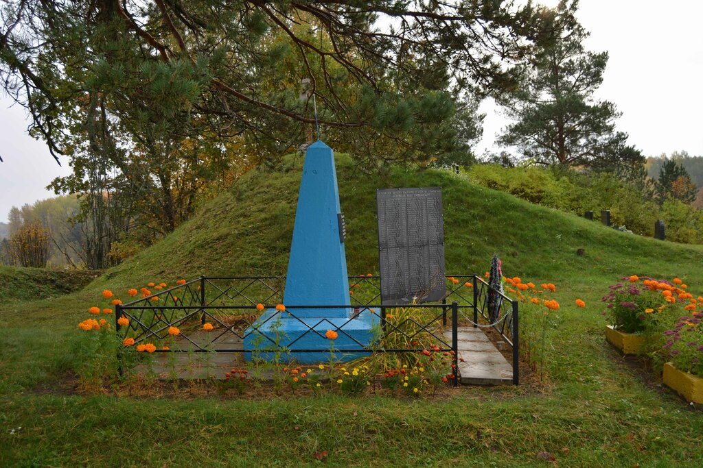 Anıt, heykel Братское захоронение воинов Советской Армии, погибших в 1944 году, Pskovskaya oblastı, foto