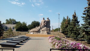 Погибшим Героям в годы Гражданской и Великой Отечественной войн (Volgograd Region, Nikolayevskiy rayon, Politotdelskoye selskoye poseleniye, selo Politotdelskoye), anıt, heykel  Volgogradskaya oblastından