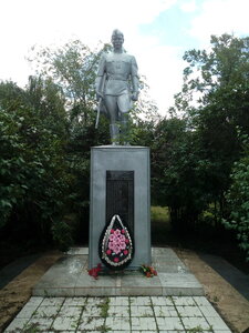 Солдат Великой Отечественной войны 1941-1945 гг. (Samara Region, selskoye poseleniye Bogatoye, posyolok Zalivnoy, Pesochnaya ulitsa), anıt, heykel  Samarskaya oblastından