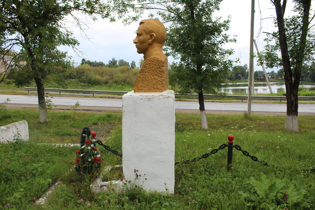 Anıt, heykel Бюст Героя Советского Союза Александра Михайловича Кузнецова, Vladimirskaya oblastı, foto