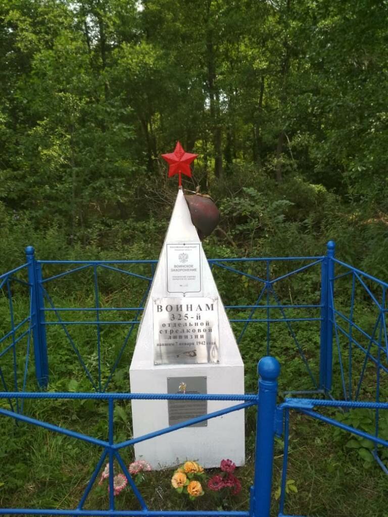 Anıt, heykel Братская могила, Kalujskaya oblastı, foto