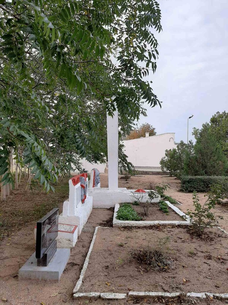 Anıt, heykel Братское воинское захоронение, Kırım Cumhuriyeti, foto