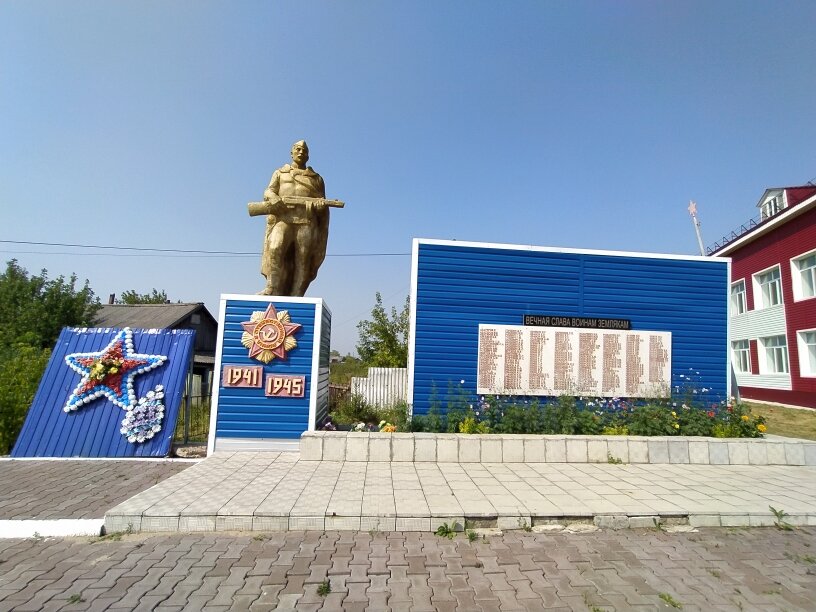 Anıt, heykel Воину-освободителю, Tümen (Tiumenskaya) oblastı, foto
