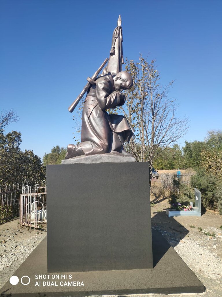 Anıt, heykel Братская могила, Rostovskaya oblastı, foto