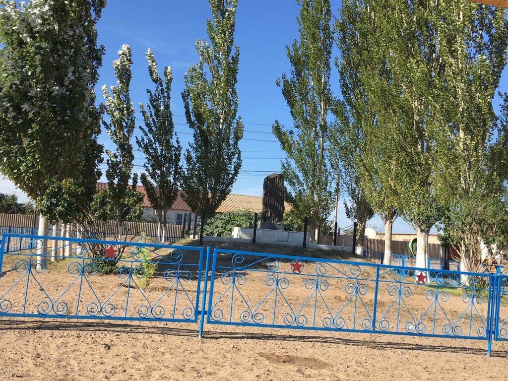 Anıt levhası, anıt taş Мемориальная плита воинам-воскресеновцам от земляков, Astrahanskaya oblastı, foto