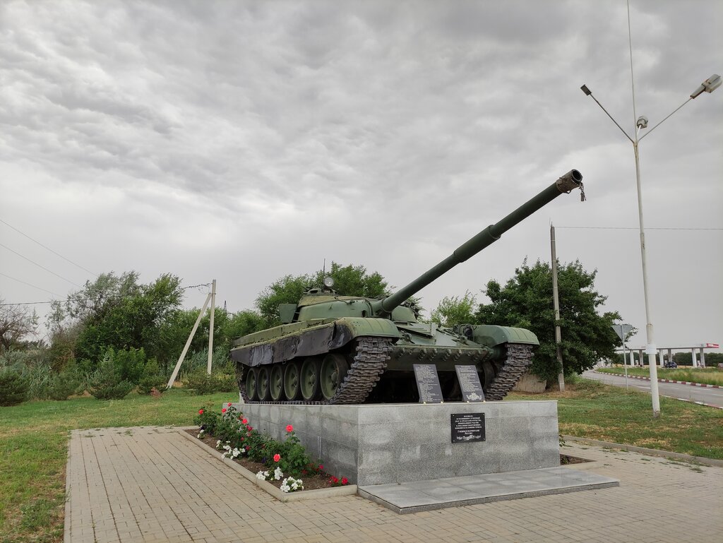 Anıt, heykel Танк Т-72 Урал, Rostovskaya oblastı, foto