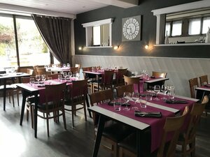 Auberge du Hérisson (Bourgogne-Franche-Comté, Jura, Route des Lacs, 5), otel