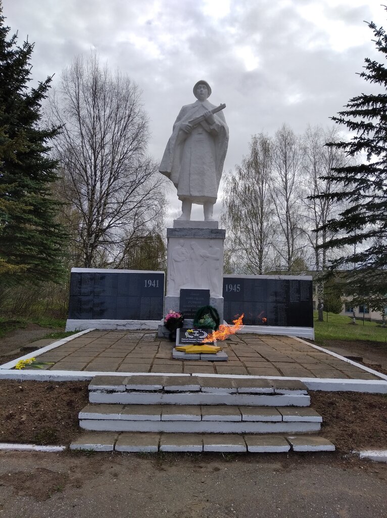 Anıt, heykel Воин-победитель, Kostromskaya oblastı, foto