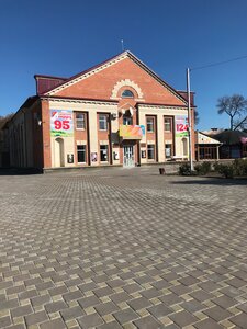 Rodina (Krasnaya ulitsa No:6), sinemalar  Izobilny'den