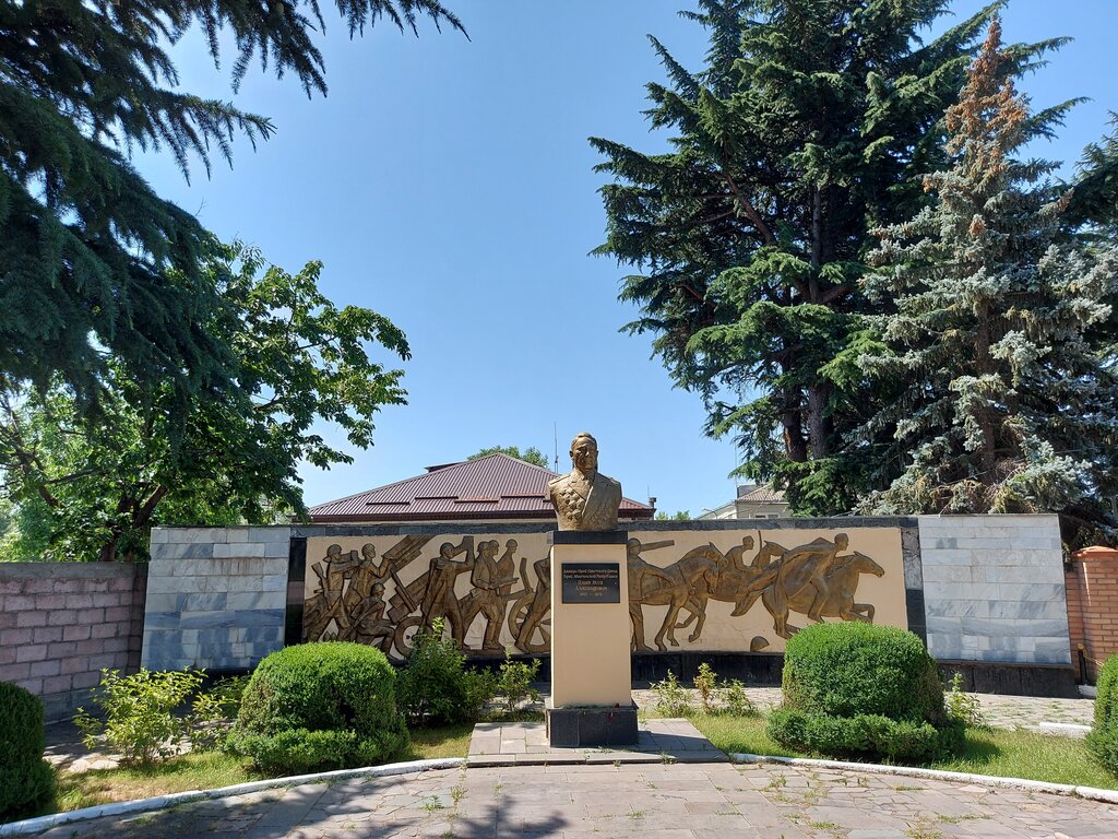 Anıt, heykel Памятник-бюст И.А. Плиеву, Chinval, foto