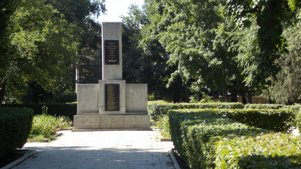 Anıt, heykel Demiryolu Savaşçıları, Bişkek, foto