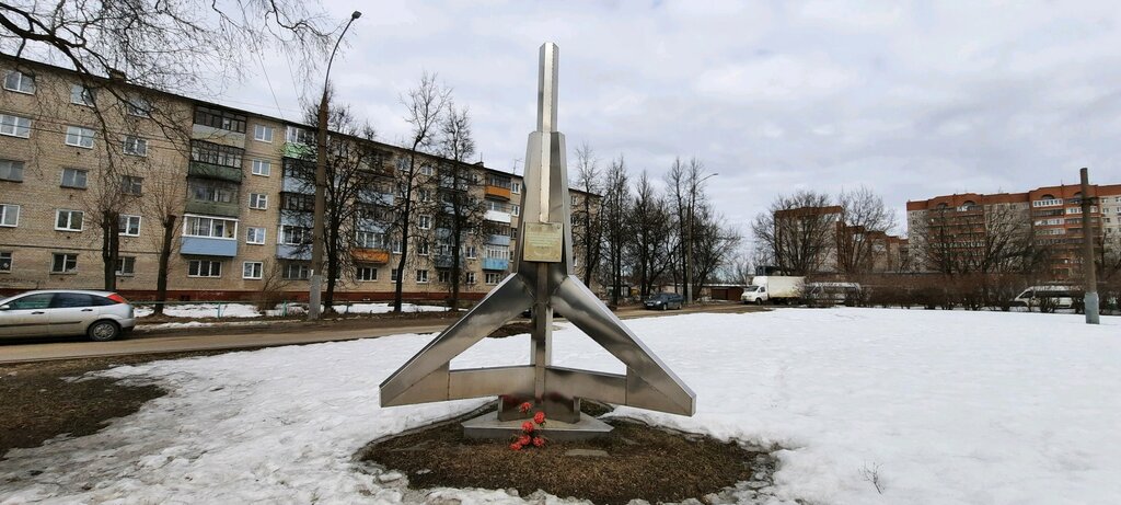 Anıt levhası, anıt taş Памятный знак в честь эскадрильи полка Нормандия-Неман, İvanovo, foto